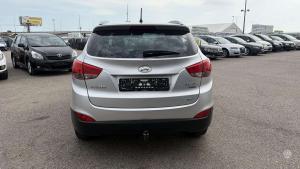 Grey Hyundai ix35 2013 in Marijampole, with an engine capacity of 2.00 L and mileage of 174 thousand km for 7500 €, photo 4 on AUTOMOTO.COM.LV
