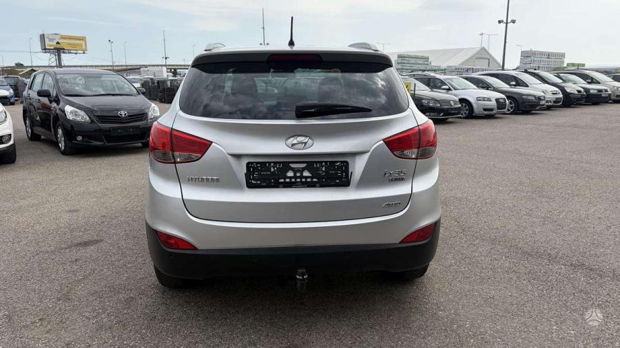 Grey Hyundai ix35 2013 in Marijampole, with an engine capacity of 2.00 L and mileage of 174 thousand km for 7500 €, photo 4 on AUTOMOTO.COM.LV