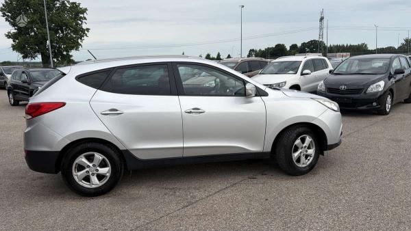 Grey Hyundai ix35 2013 in Marijampole, with an engine capacity of 2.00 L and mileage of 174 thousand km for 7500 €, photo 4 on AUTOMOTO.COM.LV
