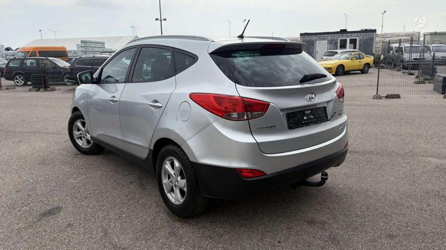 Grey Hyundai ix35 2013 in Marijampole, with an engine capacity of 2.00 L and mileage of 174 thousand km for 7500 €, photo 6 on AUTOMOTO.COM.LV