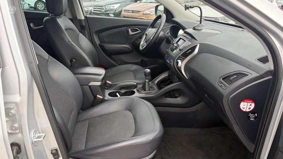 Grey Hyundai ix35 2013 in Marijampole, with an engine capacity of 2.00 L and mileage of 174 thousand km for 7500 €, photo 12 on AUTOMOTO.COM.LV