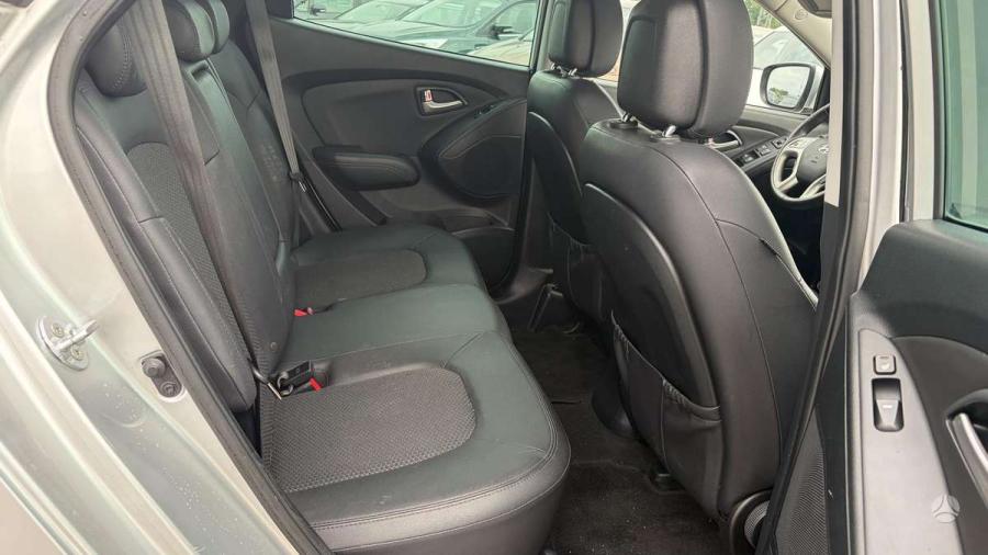Grey Hyundai ix35 2013 in Marijampole, with an engine capacity of 2.00 L and mileage of 174 thousand km for 7500 €, photo 14 on AUTOMOTO.COM.LV