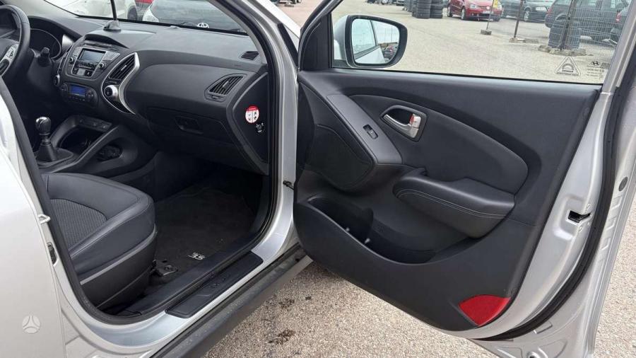 Grey Hyundai ix35 2013 in Marijampole, with an engine capacity of 2.00 L and mileage of 174 thousand km for 7500 €, photo 15 on AUTOMOTO.COM.LV