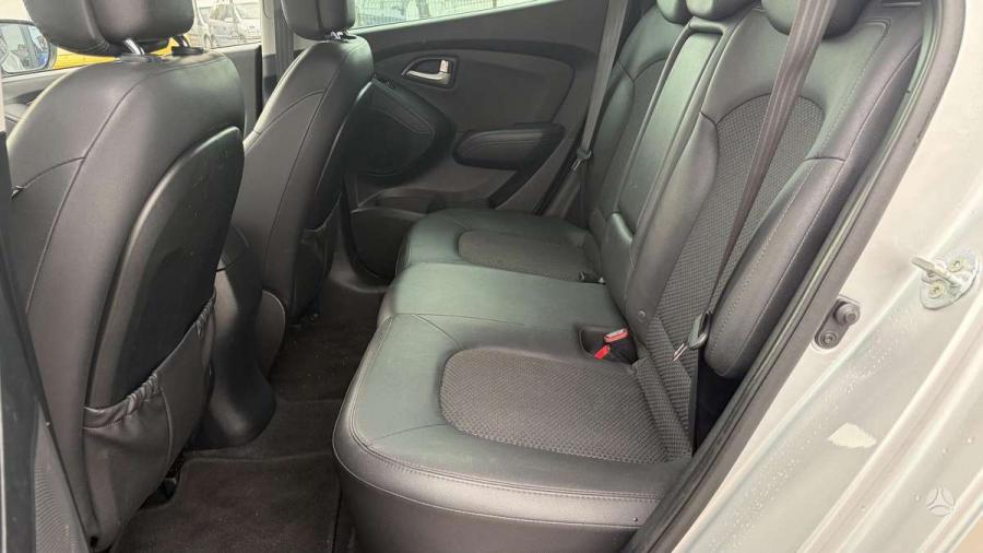 Grey Hyundai ix35 2013 in Marijampole, with an engine capacity of 2.00 L and mileage of 174 thousand km for 7500 €, photo 18 on AUTOMOTO.COM.LV