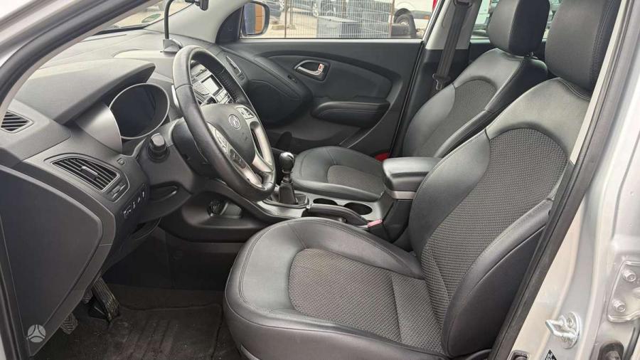 Grey Hyundai ix35 2013 in Marijampole, with an engine capacity of 2.00 L and mileage of 174 thousand km for 7500 €, photo 20 on AUTOMOTO.COM.LV