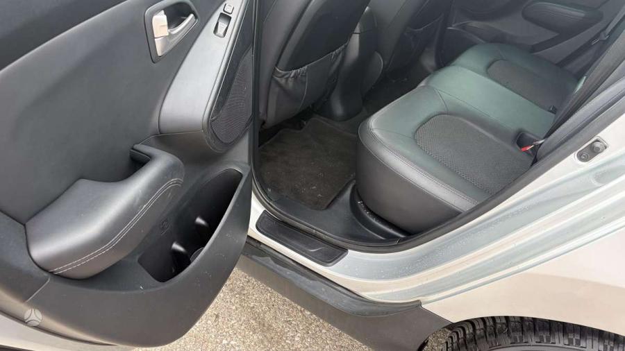 Grey Hyundai ix35 2013 in Marijampole, with an engine capacity of 2.00 L and mileage of 174 thousand km for 7500 €, photo 21 on AUTOMOTO.COM.LV