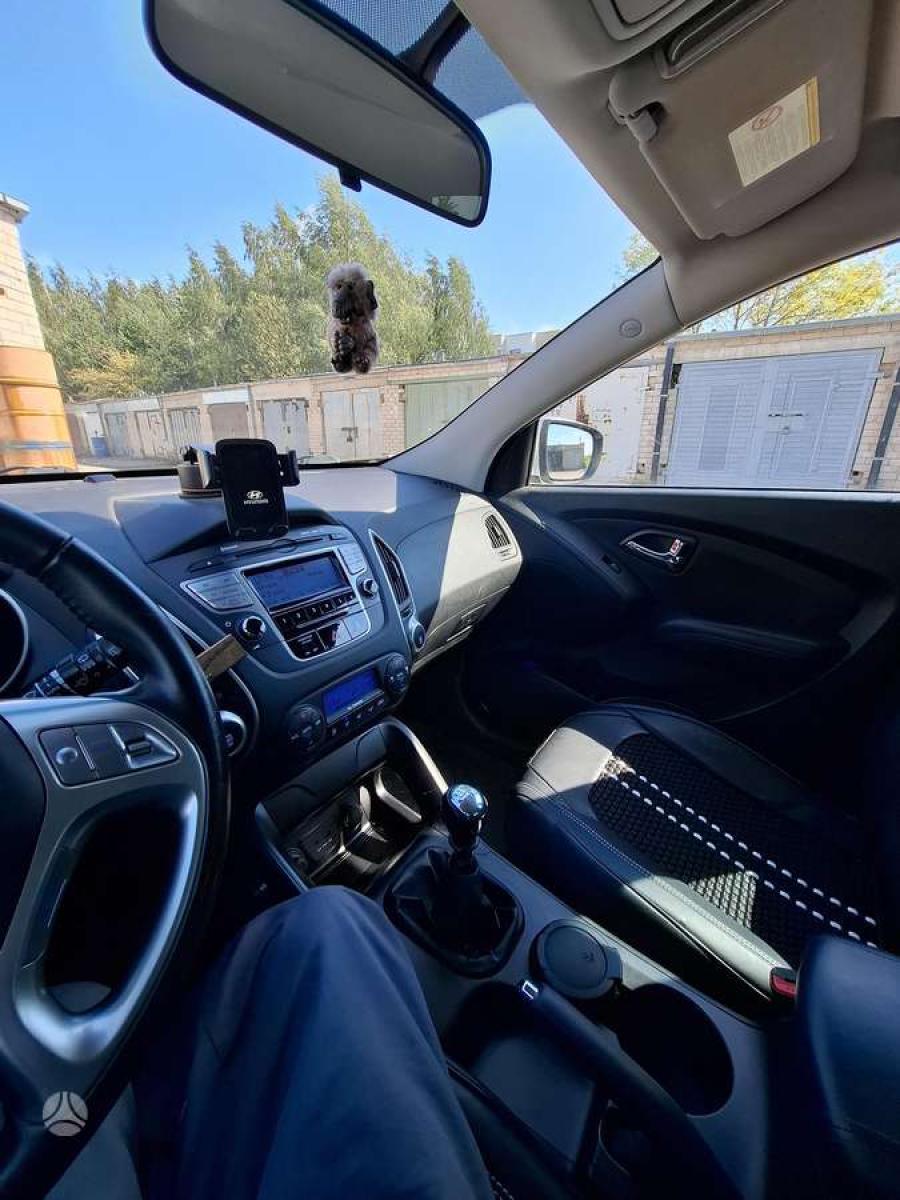 Pelēks Hyundai ix35 2014 Panevēža, ar dzinēja tilpumu 1.59 L un nobraukumu 187 tūkst. km par 7700 €, foto 3 vietnē AUTOMOTO.COM.LV