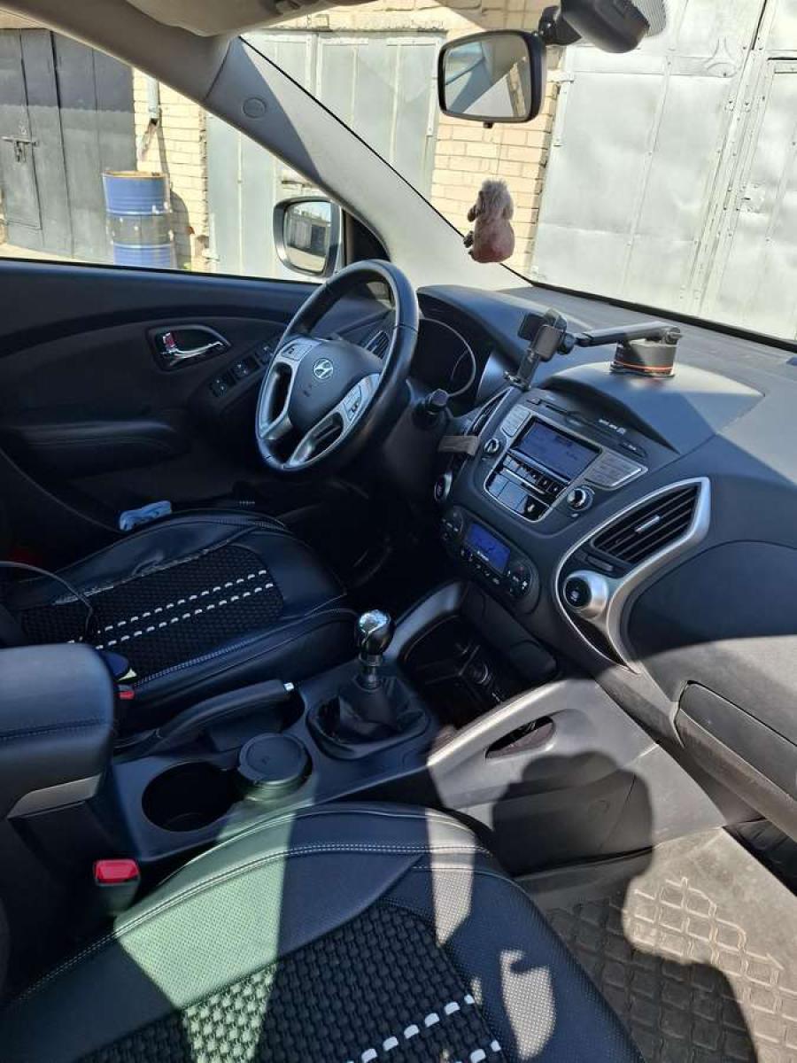Pelēks Hyundai ix35 2014 Panevēža, ar dzinēja tilpumu 1.59 L un nobraukumu 187 tūkst. km par 7700 €, foto 9 vietnē AUTOMOTO.COM.LV
