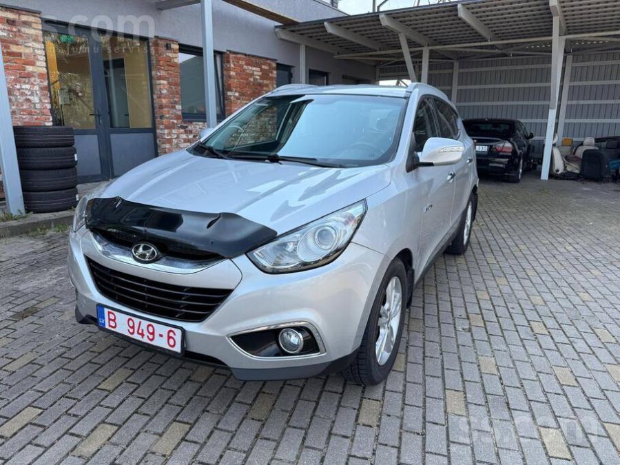 Grey Hyundai ix35 2011 in Talsi, with an engine capacity of 1.70 L and mileage of 322 thousand km for 5770 €, photo 1 on AUTOMOTO.COM.LV