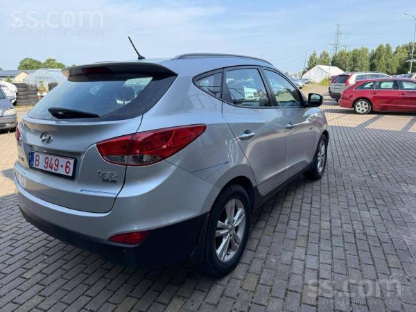 Grey Hyundai ix35 2011 in Talsi, with an engine capacity of 1.70 L and mileage of 322 thousand km for 5770 €, photo 3 on AUTOMOTO.COM.LV