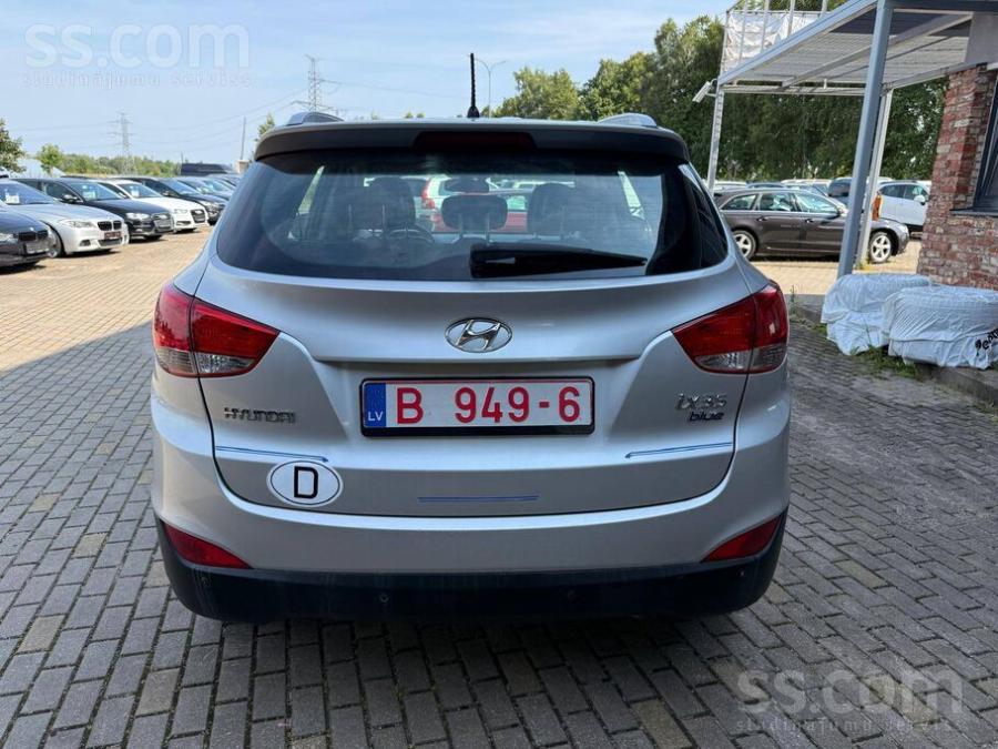 Grey Hyundai ix35 2011 in Talsi, with an engine capacity of 1.70 L and mileage of 322 thousand km for 5770 €, photo 4 on AUTOMOTO.COM.LV