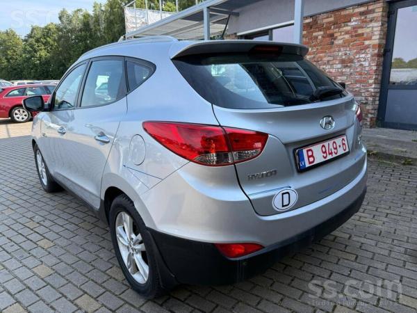 Grey Hyundai ix35 2011 in Talsi, with an engine capacity of 1.70 L and mileage of 322 thousand km for 5770 €, photo 5 on AUTOMOTO.COM.LV