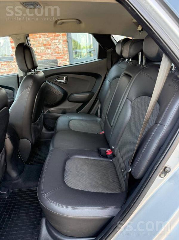 Grey Hyundai ix35 2011 in Talsi, with an engine capacity of 1.70 L and mileage of 322 thousand km for 5770 €, photo 10 on AUTOMOTO.COM.LV
