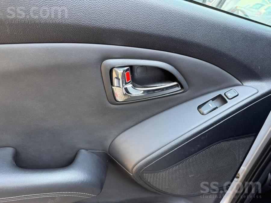 Grey Hyundai ix35 2011 in Talsi, with an engine capacity of 1.70 L and mileage of 322 thousand km for 5770 €, photo 13 on AUTOMOTO.COM.LV
