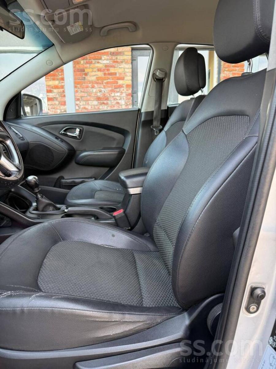 Grey Hyundai ix35 2011 in Talsi, with an engine capacity of 1.70 L and mileage of 322 thousand km for 5770 €, photo 14 on AUTOMOTO.COM.LV