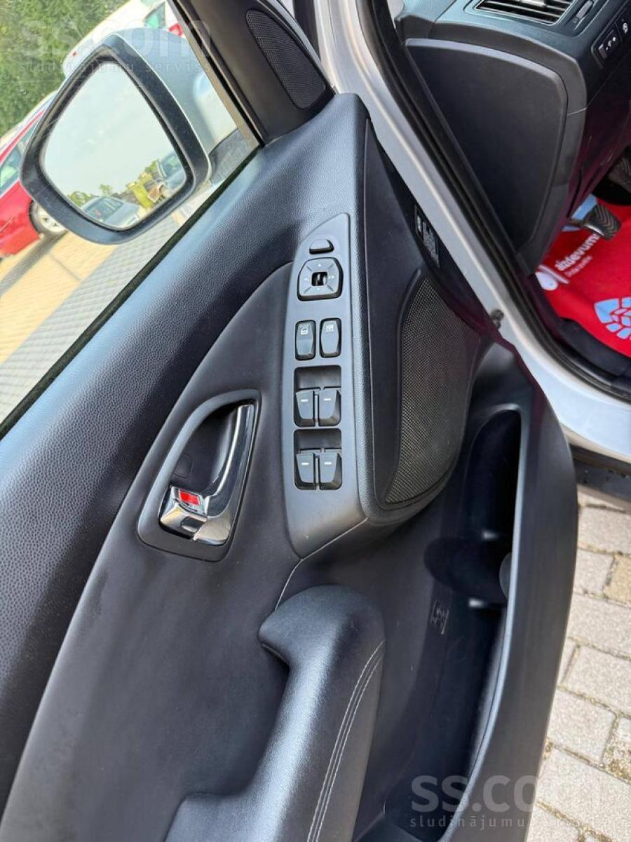 Grey Hyundai ix35 2011 in Talsi, with an engine capacity of 1.70 L and mileage of 322 thousand km for 5770 €, photo 15 on AUTOMOTO.COM.LV