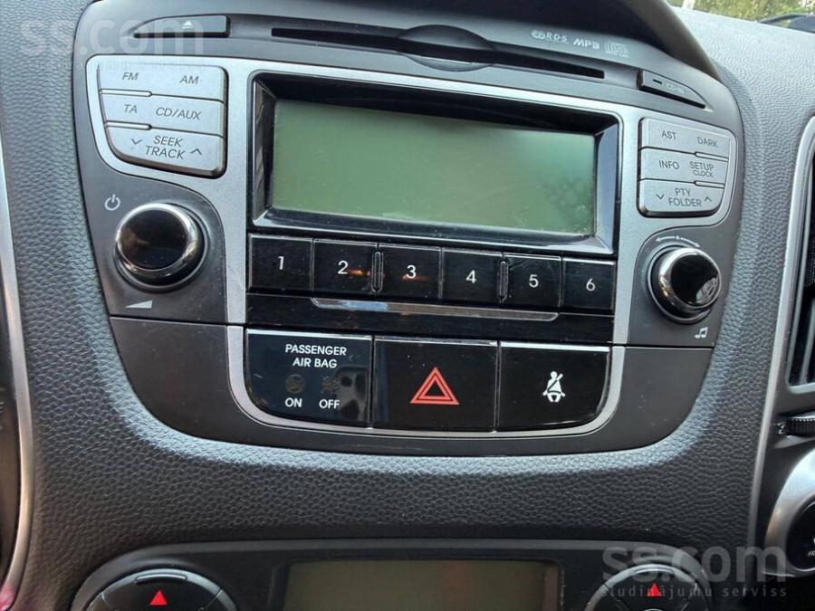 Grey Hyundai ix35 2011 in Talsi, with an engine capacity of 1.70 L and mileage of 322 thousand km for 5770 €, photo 19 on AUTOMOTO.COM.LV