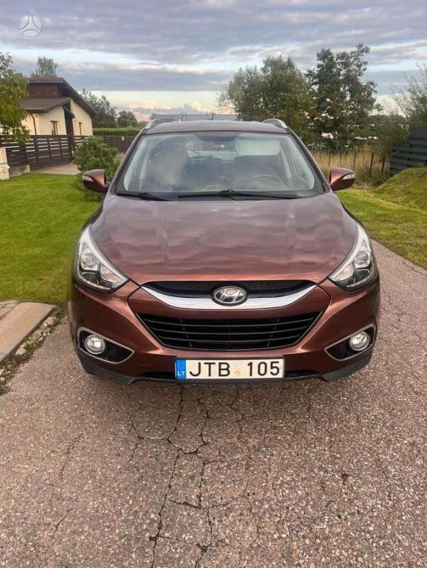 Hyundai ix35 2013 in Vilnius on AUTOMOTO.COM.LV Orange Hyundai ix35 2013 in Vilnius, with an engine capacity of 1.59 L and mileage of 187 thousand km for 6990 €, photo 1 on AUTOMOTO.COM.LV