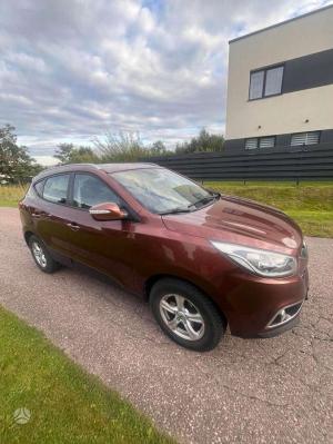 Orange Hyundai ix35 2013 in Vilnius, with an engine capacity of 1.59 L and mileage of 187 thousand km for 6990 €, photo 3 on AUTOMOTO.COM.LV