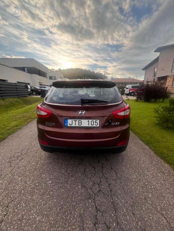 Hyundai ix35 2013 in Vilnius on AUTOMOTO.COM.LV Orange Hyundai ix35 2013 in Vilnius, with an engine capacity of 1.59 L and mileage of 187 thousand km for 6990 €, photo 5 on AUTOMOTO.COM.LV