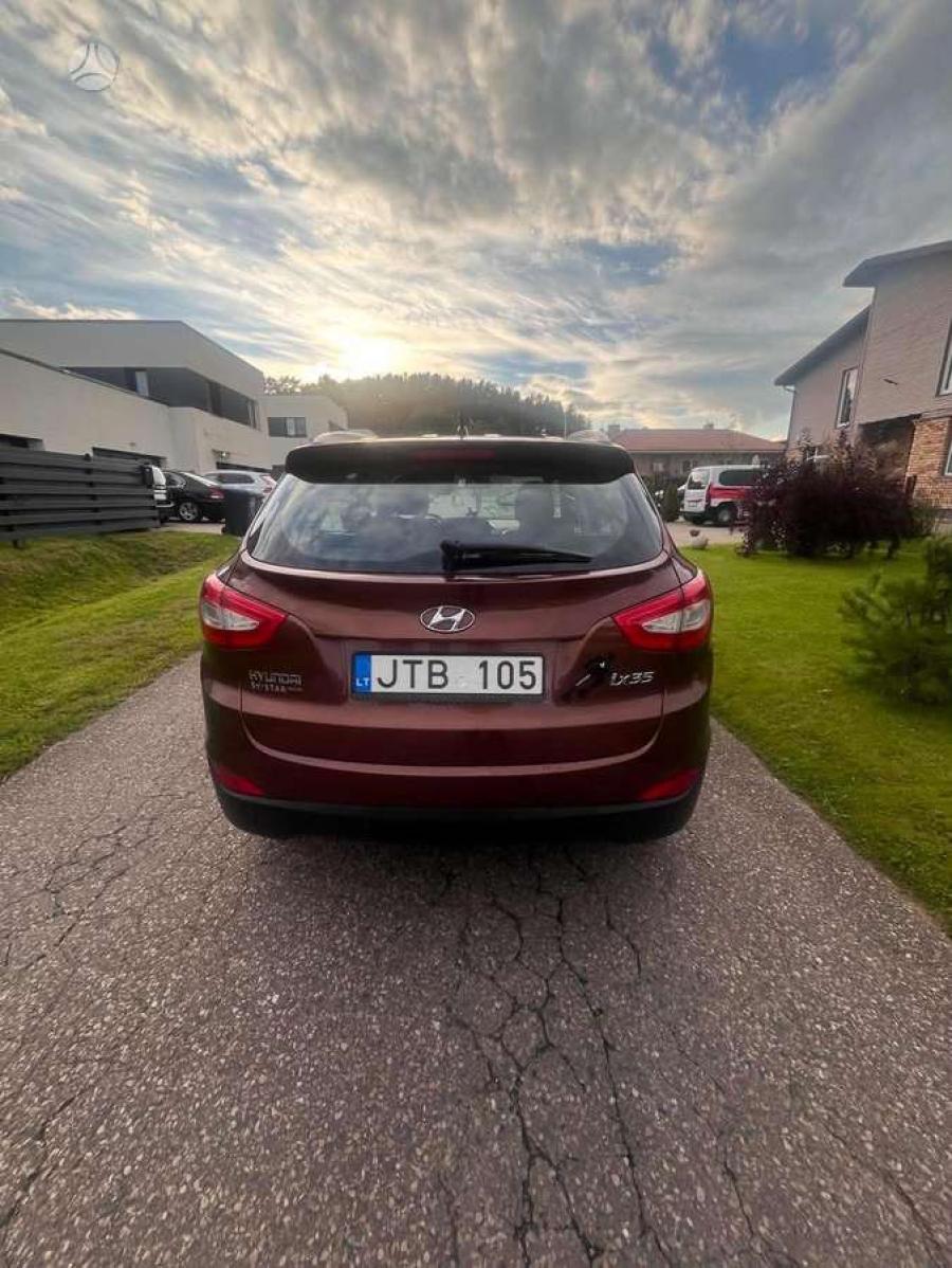 Orange Hyundai ix35 2013 in Vilnius, with an engine capacity of 1.59 L and mileage of 187 thousand km for 6990 €, photo 5 on AUTOMOTO.COM.LV