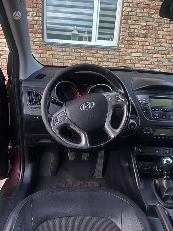 Hyundai ix35 2013 in Vilnius on AUTOMOTO.COM.LV Orange Hyundai ix35 2013 in Vilnius, with an engine capacity of 1.59 L and mileage of 187 thousand km for 6990 €, photo 6 on AUTOMOTO.COM.LV