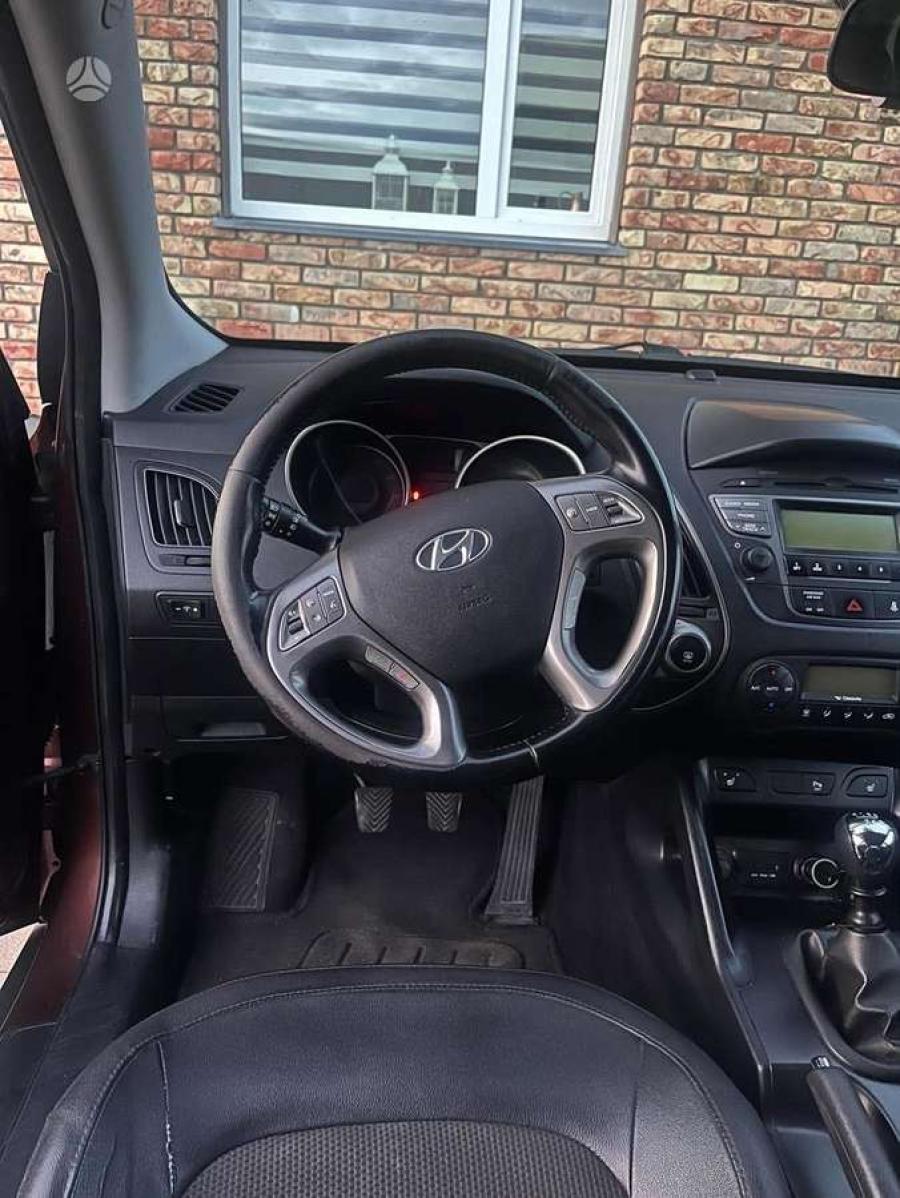 Orange Hyundai ix35 2013 in Vilnius, with an engine capacity of 1.59 L and mileage of 187 thousand km for 6990 €, photo 6 on AUTOMOTO.COM.LV
