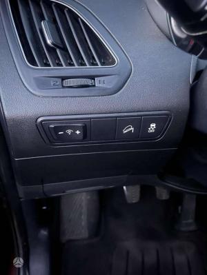 Orange Hyundai ix35 2013 in Vilnius, with an engine capacity of 1.59 L and mileage of 187 thousand km for 6990 €, photo 8 on AUTOMOTO.COM.LV
