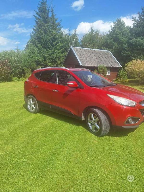 Red Hyundai ix35 2010 in Rokiskis, with an engine capacity of 2.00 L and mileage of 256 thousand km for 4000 €, photo 1 on AUTOMOTO.COM.LV