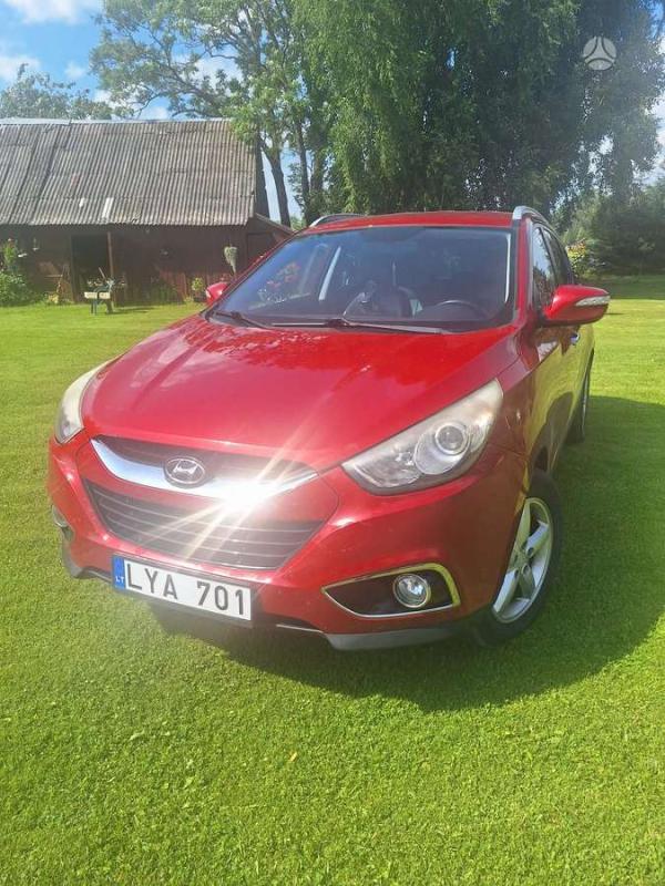 Red Hyundai ix35 2010 in Rokiskis, with an engine capacity of 2.00 L and mileage of 256 thousand km for 4000 €, photo 2 on AUTOMOTO.COM.LV
