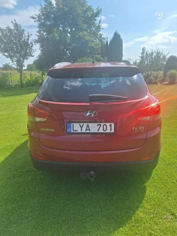 Red Hyundai ix35 2010 in Rokiskis, with an engine capacity of 2.00 L and mileage of 256 thousand km for 4000 €, photo 4 on AUTOMOTO.COM.LV
