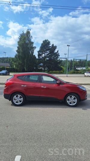 Red Hyundai ix35 2010 in Riga, with an engine capacity of 2.00 L and mileage of 229 thousand km for 5199 €, photo 1 on AUTOMOTO.COM.LV