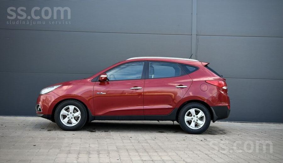 Red Hyundai ix35 2011 in Riga, with an engine capacity of 1.70 L and mileage of 247 thousand km for 5495 €, photo 3 on AUTOMOTO.COM.LV