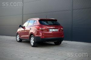 Red Hyundai ix35 2011 in Riga, with an engine capacity of 1.70 L and mileage of 247 thousand km for 5495 €, photo 4 on AUTOMOTO.COM.LV
