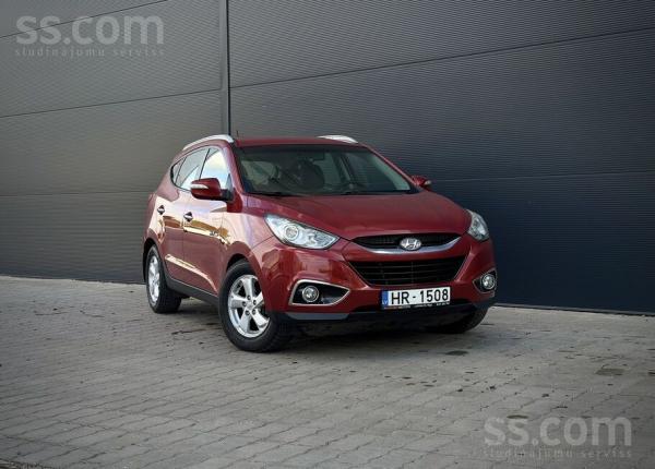 Red Hyundai ix35 2011 in Riga, with an engine capacity of 1.70 L and mileage of 247 thousand km for 5495 €, photo 4 on AUTOMOTO.COM.LV