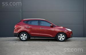 Red Hyundai ix35 2011 in Riga, with an engine capacity of 1.70 L and mileage of 247 thousand km for 5495 €, photo 6 on AUTOMOTO.COM.LV
