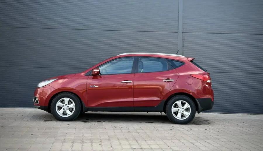 Red Hyundai ix35 2011 in Riga, with an engine capacity of 1.70 L and mileage of 247 thousand km for 5495 €, photo 3 on AUTOMOTO.COM.LV
