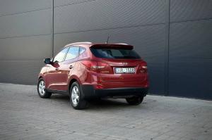 Red Hyundai ix35 2011 in Riga, with an engine capacity of 1.70 L and mileage of 247 thousand km for 5495 €, photo 4 on AUTOMOTO.COM.LV