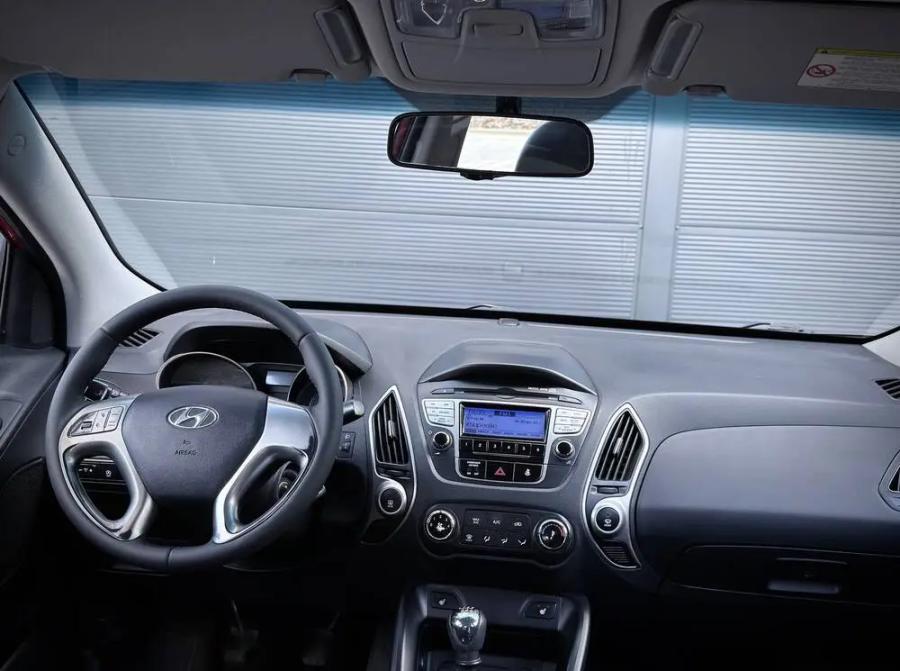 Red Hyundai ix35 2011 in Riga, with an engine capacity of 1.70 L and mileage of 247 thousand km for 5495 €, photo 8 on AUTOMOTO.COM.LV