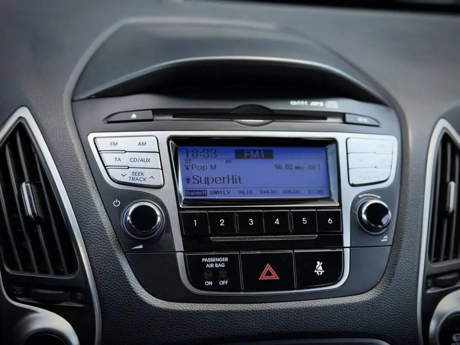 Red Hyundai ix35 2011 in Riga, with an engine capacity of 1.70 L and mileage of 247 thousand km for 5495 €, photo 13 on AUTOMOTO.COM.LV