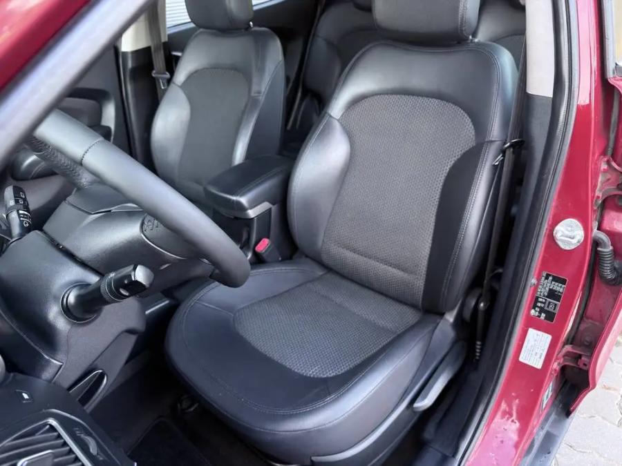 Red Hyundai ix35 2011 in Riga, with an engine capacity of 1.70 L and mileage of 247 thousand km for 5495 €, photo 16 on AUTOMOTO.COM.LV