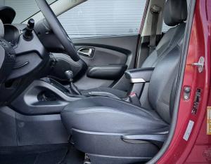 Red Hyundai ix35 2011 in Riga, with an engine capacity of 1.70 L and mileage of 247 thousand km for 5495 €, photo 17 on AUTOMOTO.COM.LV