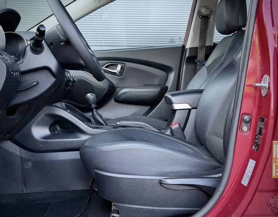 Red Hyundai ix35 2011 in Riga, with an engine capacity of 1.70 L and mileage of 247 thousand km for 5495 €, photo 17 on AUTOMOTO.COM.LV