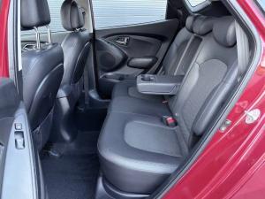 Red Hyundai ix35 2011 in Riga, with an engine capacity of 1.70 L and mileage of 247 thousand km for 5495 €, photo 18 on AUTOMOTO.COM.LV