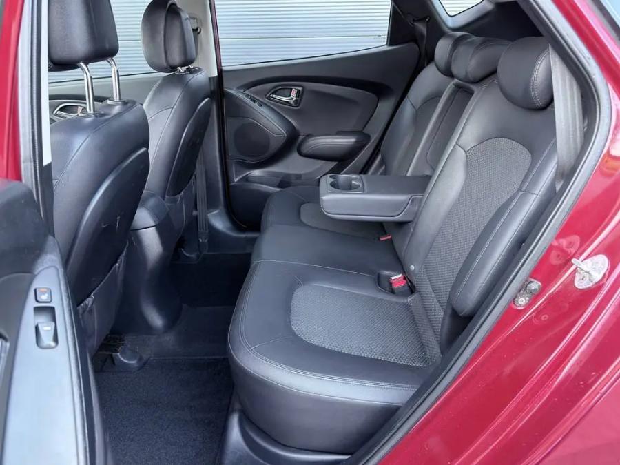 Red Hyundai ix35 2011 in Riga, with an engine capacity of 1.70 L and mileage of 247 thousand km for 5495 €, photo 18 on AUTOMOTO.COM.LV