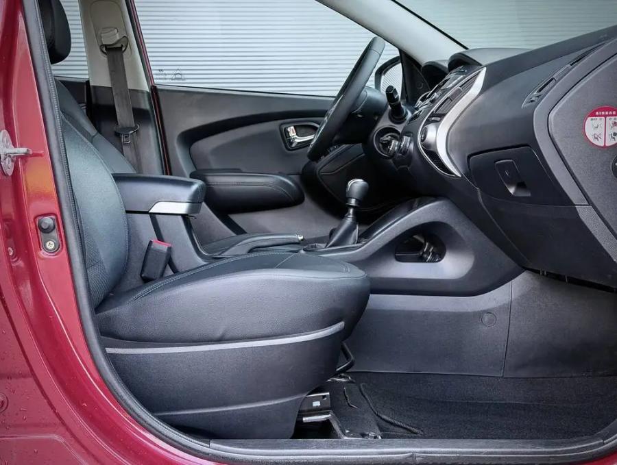 Red Hyundai ix35 2011 in Riga, with an engine capacity of 1.70 L and mileage of 247 thousand km for 5495 €, photo 22 on AUTOMOTO.COM.LV