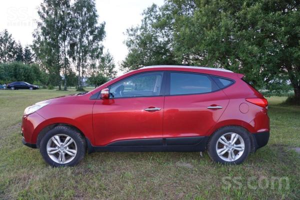 Hyundai ix35 2011 in Riga on AUTOMOTO.COM.LV Red Hyundai ix35 2011 in Riga, with an engine capacity of 2.00 L and mileage of 231 thousand km for 6500 €, photo 5 on AUTOMOTO.COM.LV