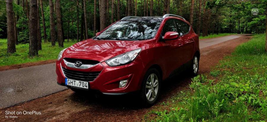 Red Hyundai ix35 2011 in Vilnius, with an engine capacity of 2.00 L and mileage of 114 thousand km for 6800 €, photo 1 on AUTOMOTO.COM.LV