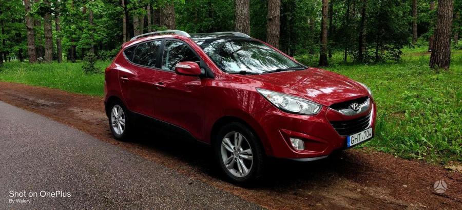 Red Hyundai ix35 2011 in Vilnius, with an engine capacity of 2.00 L and mileage of 114 thousand km for 6800 €, photo 3 on AUTOMOTO.COM.LV