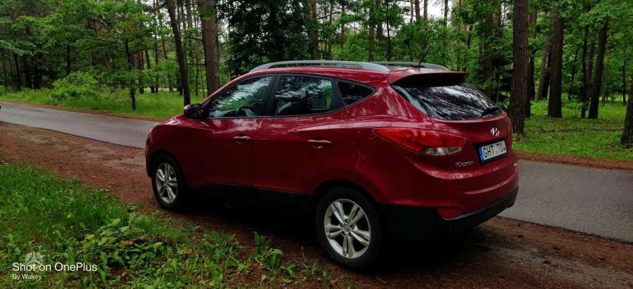 Red Hyundai ix35 2011 in Vilnius, with an engine capacity of 2.00 L and mileage of 114 thousand km for 6800 €, photo 5 on AUTOMOTO.COM.LV